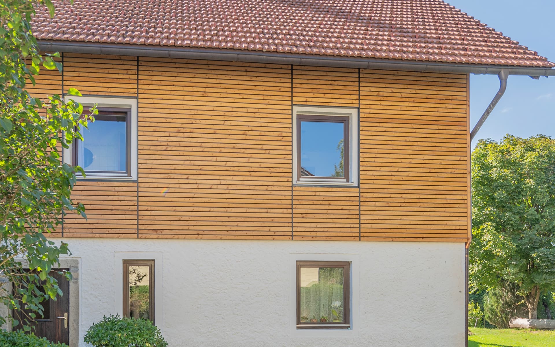 Holzfassade aus Rhombusleisten mit schwarzer Feder - Easy Rhombus ...