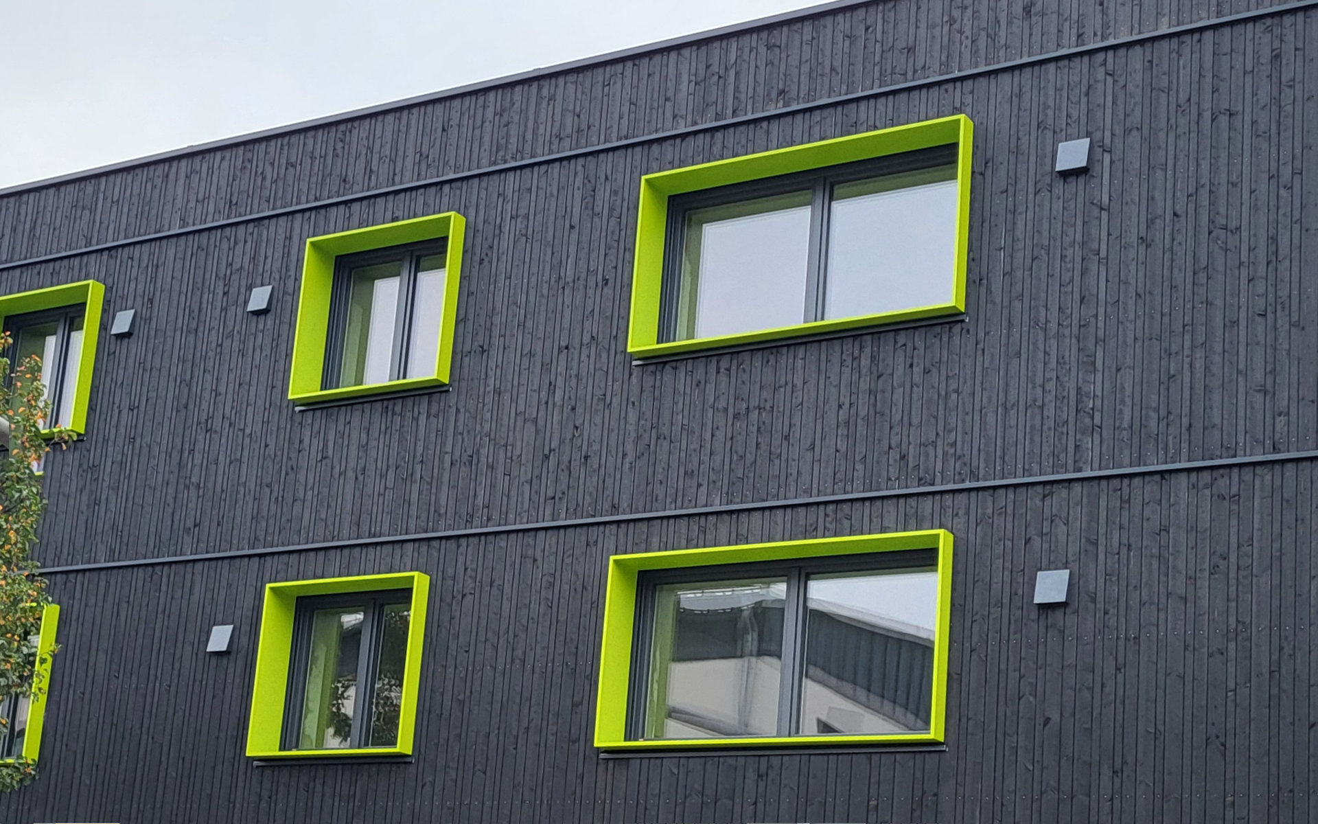 Holzfassade aus Rhombusleisten mit schwarzer Feder - Easy Rhombus ...